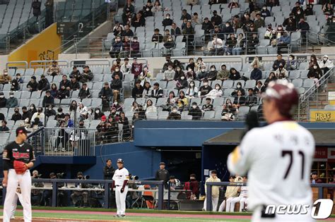Wbc는 탈락했지만프로야구 시범경기 찾은 야구팬들 네이트 스포츠