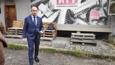 Гроздан Караджов лично проверява за двойни тахографи във фирмата с тира