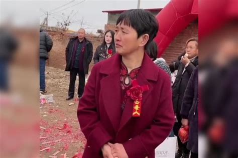 女儿出嫁婚车启动娘家人痛苦，女婿感动安慰娘家人，网友：嫁给这样新郎暖心