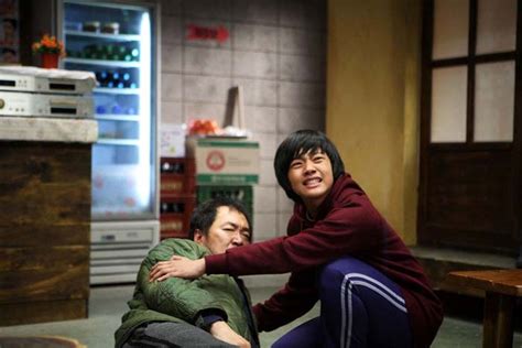 전직 프로골프선수가 불의의 사고로 실어증에 걸리고 요양차 방문한 섬마을의 폐교직전에 놓인 초등학교 선생님이 되면서 벌어지는 휴먼