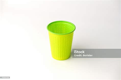 1 개의 플라스틱 녹색 컵은 흰색 배경 평면도를 나타냅니다 고립 된 배경 Performing Arts Event에 대한 스톡 사진 및 기타 이미지 Performing
