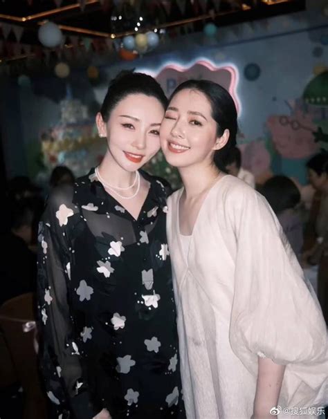 郭碧婷与闺蜜夕又米合照 笑容满面感情超好新浪图片