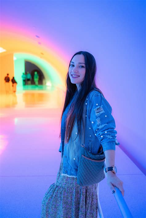 무료 이미지 여자 피부 미소 하늘빛 유행 플래시 사진 조명 서 있는 행복 담홍색 환대 마젠타 패션 디자인 흑발 대퇴골 강청색 아름다움 허리