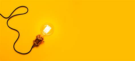 밝은 노란색 배경에 빈티지 유행 편집 램프 상단 보기 플랫 평신도 복사 공간 크리에이티브 아이디어 컨셉 디자이너 램프 현대적인 인테리어 아이템 조명 전기 램프가 있는 배경