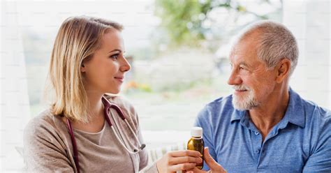 건강 방문자와 가정 방문 중 노인 여성 간호사 또는 남성에게 약을 주는 의사 닫다 사진 Unsplash의 친절 이미지