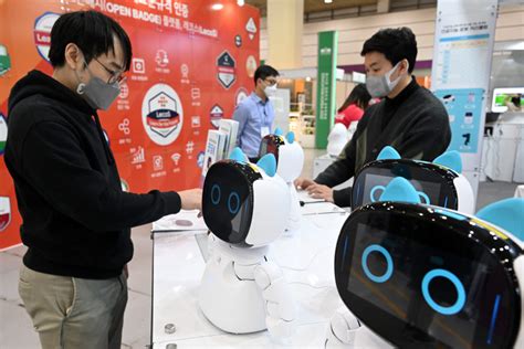 다양한 기능이 탑재된 인공지능 교육 로봇 전자신문