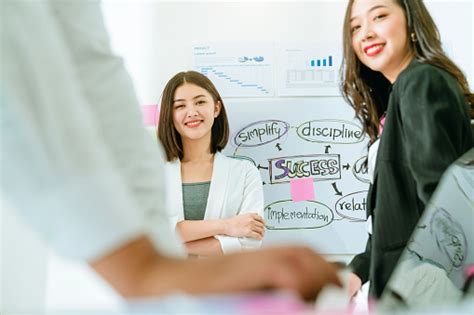 크리에이티브 에이전시 비즈니스 브레인 스톰 미팅 프레젠테이션 제품 출시 프레젠테이션 기획 전략 신사업 개발에 대한 로드맵 논의 팀 경영자에 대한 스톡 사진 및 기타 이미지