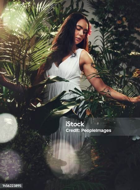 여자 정글 나뭇잎 나무 열대 우림의 꽃 머리카락은 아름다움 패션 및 화장품을 위해 있습니다 소녀 자연 모델 녹색 열대 우림의 유기농 메이크업과 건강한 피부를 위한 천연