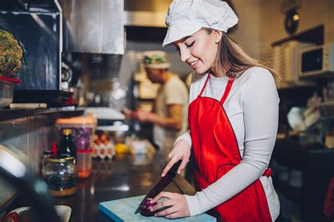 이탈리아 요리를 준비 하는 레스토랑 주방에서 여자 절단 양파 앞치마에 대한 스톡 사진 및 기타 이미지 앞치마 여자 20