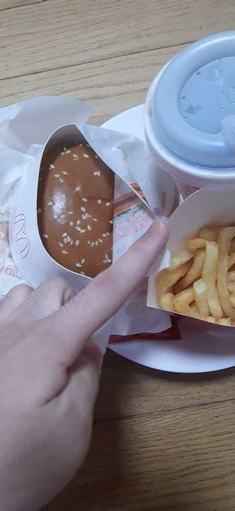 참깨빵 위에 순살고기 패티 두 장 특별한 소스 양상추 치즈 피클 양파까지 구라봄 Youtube