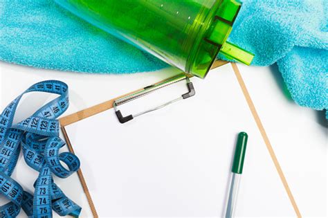 건강한 식사 계획 다이어트 또는 피트니스 계획 흰색 배경에 테이프를 측정 클립 보드에 빈 백서 목표 또는 목표 메뉴 또는 메시지를 설정하는 메시지를 작성 0명에 대한 스톡