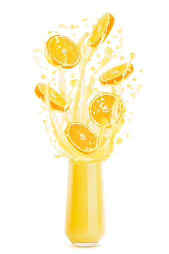 공중 부양 오렌지 조각 방울 흐름 절연 된 흰색 배경에 주스의 스플래시와 마시는 유리에 오렌지 주스 광고 라벨 제품 브랜딩 포스터 카드용 비타민 옐로우 음료 가득 찬에 대한