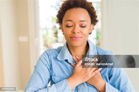 얼굴에 눈을 감고 감사 제스처와 가슴에 손으로 웃는 젊은 아름 다운 아프리카계 미국인 여자 건강 개념입니다 휴식에 대한 스톡 사진 및 기타 이미지 Istock