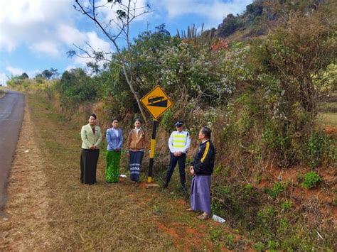 လမ်းညွှန်ဆိုင်းဘုတ်များ လမ်းအမှတ်အသားများနှင့် အချက်ပြများ ညွှန်ကြားချက်နှင့်အညီ စိုက်ထူထားရှိမ