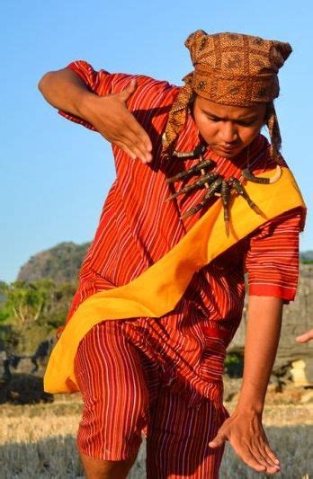 Mengenal Pakaian Adat Khas Toraja Untuk Pria Seppa Tallung Buku