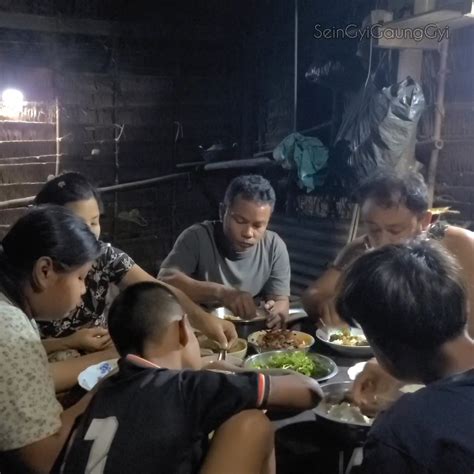 ဟင်းစားရလာတဲ့ပုစွန်ထုက်ဆီပြန်ဟင်းနဲ့ ပဲပင်ပေါက်တို့စရာ တွေနဲ့ထမင်းစားကောင်းတယ်ဗျာ😋🤗 ဟင