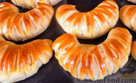 Рецепт: Дрожжевые рогалики с творогом и изюмом на RussianFood.com