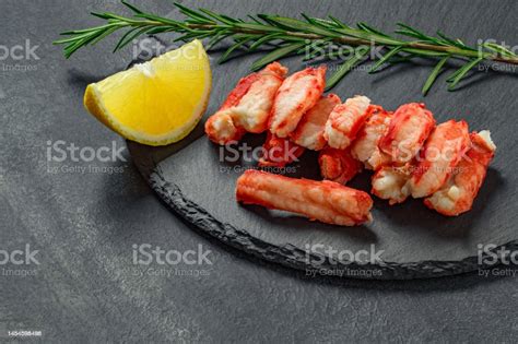 게살 조각 레몬 로즈마리 슬레이트 돌판에 둥근 어두운 배경 전체 피사계 심도 가득 찬에 대한 스톡 사진 및 기타 이미지 가득 찬 갈고리 발톱 갑각류 Istock