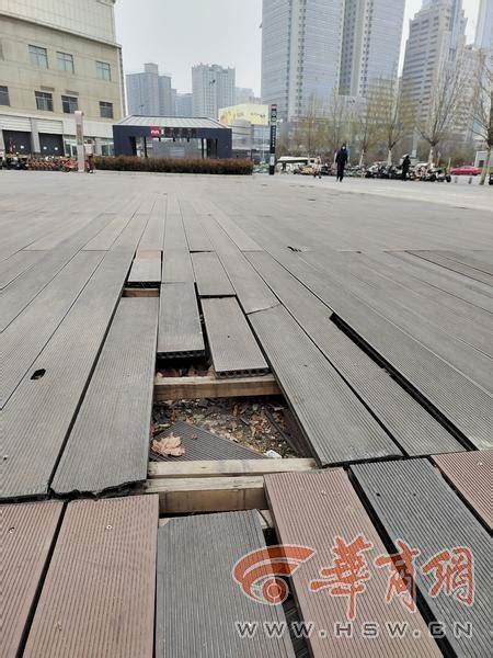 危险劳动南路转盘一处地面木条多处破损 孩子玩耍存隐患 带着 垃圾 西安市