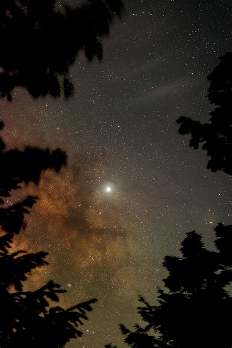 유토이미지 까만 밤하늘에 떠있는 별과 붉은 은하수