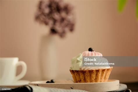 분위기있는 티 타임 아늑한 집 아침 식사 홍차 한 잔과 케이크 과자 가을 미학 셀레티브 포커스 3차원 형태에 대한 스톡 사진 및 기타 이미지 Istock