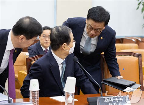 사진으로 보는 문재인 대통령 행보 국조특위 청문회장에서 만난 전·현직 대통령 권한대행 Zum 뉴스