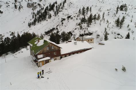 🗻🏕Планинската учебно спортна база на НСА „Васил Левски“ хижа Вихрен се намира на 1967 метра