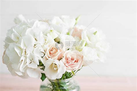 桌上的玫瑰洋桔梗和绣球花束一杯茶和相框贺卡温馨的生日快乐婚礼请柬情人高清图片下载 正版图片506674683 摄图网