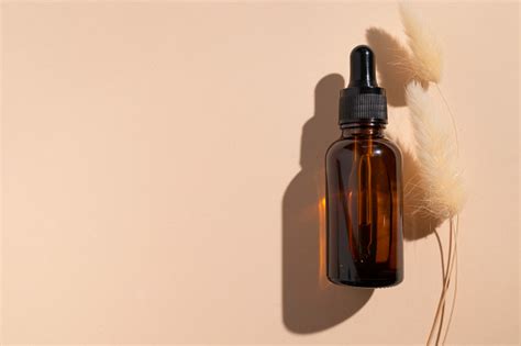 건강과 미용을 위한 스파 제품 천연 유기농 화장품 피펫이 있는 깨끗한 갈색 유리 화장품 병 베이지색 배경에 장식용 작은 이삭 식물 세럼 페이셜 에센셜 오일 0명에 대한 스톡