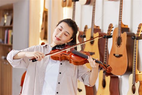 拉小提琴的女性高清图片下载 正版图片501732548 摄图网