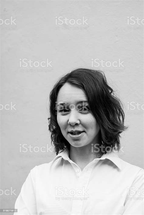 신혼여행 중인 혼혈의 젊은 군인커플 흑백 세로는 있는 아름다운 소녀 줄임말입니다 꼬불꼬불한 머리 검은색에 대한 스톡 사진 및 기타 이미지 Istock