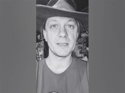 Не деньги делают нас счастливыми! - YouTube