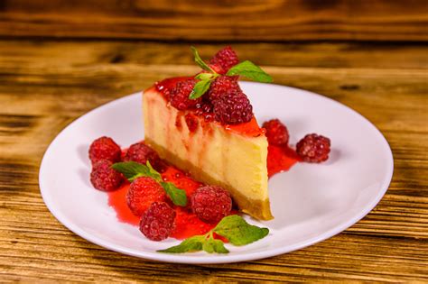 치즈 케이크와 함께 화이트 접시 나무 테이블에 민트와 라스베리의 단풍 건강한 식생활에 대한 스톡 사진 및 기타 이미지 건강한 식생활 과일 그릇 Istock