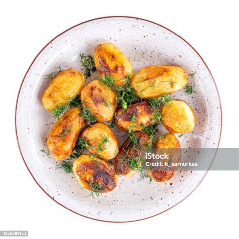 흰색 배경에 고립 된 접시에 신선한 감자와 딜 튀김 맨 위 보기 감자 요리에 대한 스톡 사진 및 기타 이미지 감자 요리