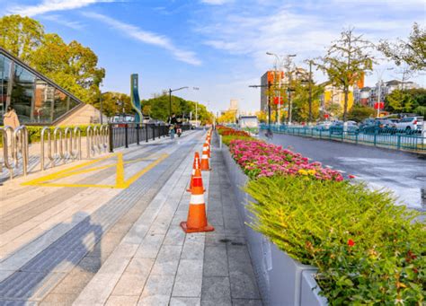 人行道乱停电瓶车，乘公交要跨护栏？下沙这个繁忙的地铁口，变样了！增加了上千个文泽路路口自行车