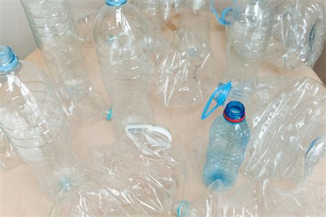 깨끗한 낭비를 줄이세요 녹색 생활 미니멀리스트 미니멀리즘 반투명 버려진 병 병 빈 스튜디오 촬영 쓰레기 쓰레기 관리 아무도 업 사이클링 에코 운동