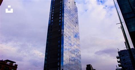 하늘 배경의 매우 높은 건물 사진 Unsplash의 무료 고층 건물 이미지 하늘 배경의 매우 높은 건물 사진 Unsplash의 무료 고층 건물 이미지