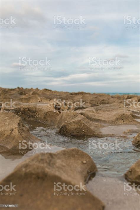 2022년 6월 플로리다 싱어 아일랜드의 선셋에서 빈 록키 비치 해안선을 따라 튀는 청록빛 바다 파도 0명에 대한 스톡 사진 및 기타 이미지 Istock