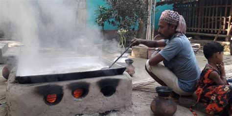 শীত পড়তেই তৈরি হচ্ছে খেজুর গুড় News Time Bangla