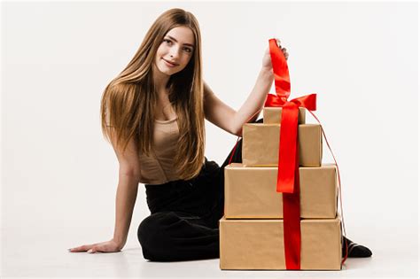 하얀 바탕에 선물이 있는 선물 상자를 가진 쾌활한 소녀 행복한 젊은 여자가 웃고 생일이나 다른 휴일에 받은 선물과 선물을 들고 있다 이벤트 축하 20 24세에 대한 스톡