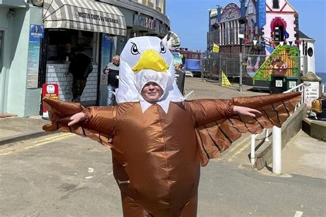 Шувуу үргээж өдөрт 250 доллар олдог Кори