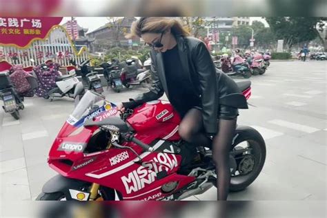 鲨鱼裤 会骑车的女孩子 都是 机车 杜卡迪 瑜伽裤 杜卡迪 机车 女孩子