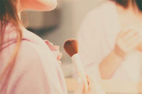 여자 부착으로 청동 색으로 만들고 파우다 및 브러시를 아주머니 쥐젖 가정의 방에 대한 스톡 사진 및 기타 이미지 가정의 방 그림 그리기 메이크업 화장품 Istock