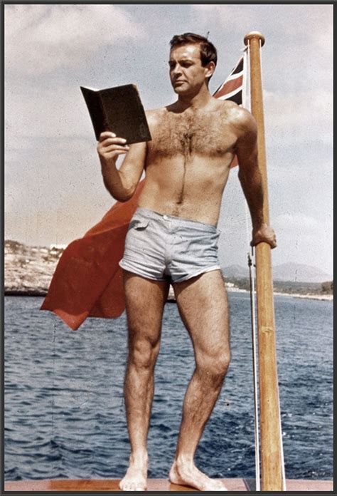 1965 Lacteur Sean Connery Pendant Une Pause Sur Le Tournage Du 4e