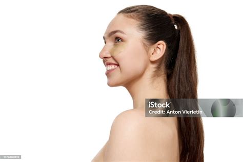 흰색 배경 위를 올려다보는 부드럽고 깨끗한 얼굴 피부를 가진 행복한 아름다운 젊은 여성 스파 아름다움 스킨케어 미용 건강한 모습의 개념 20 24세에 대한 스톡 사진 및