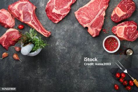 생 프라임 스테이크 다양한 신선한 블랙 앵거스 프라임 미트 스테이크 T본 뉴욕 립아이 스트립로인 검은색 또는 회색 돌 배경에 토마호크 다양 한 클래식 스테이크 세트입니다