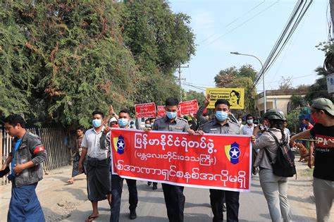 Dvb Cdm ရဲတပ်ဖွဲ့ဝင်များ ပြည်သူလူထုနှင့်အတူ လှည့်လည်ဆန္ဒပြ