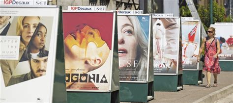 리도 섬에 우뚝 솟은 태극기k시네마 13년만에 황금사자상 품나