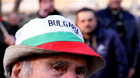 Около 200 души искат оставка на правителството в Пловдив обновена снимки Новини бг