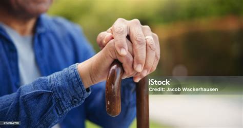 노인 사람 또는 손이 공원에서 이동 지원 균형 또는 알츠하이머를 위해 지팡이를 클로즈업합니다 노인 남성 또는 지팡이 건강 관리 관절염 또는 재활을 위해 자연 속에서 야외